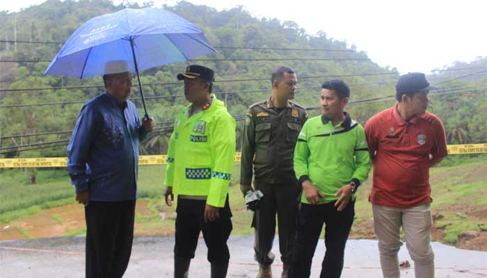 Terjadi Longsor dan Terban, Akses Jalan Simpang Empat ke Talu Putus Total
